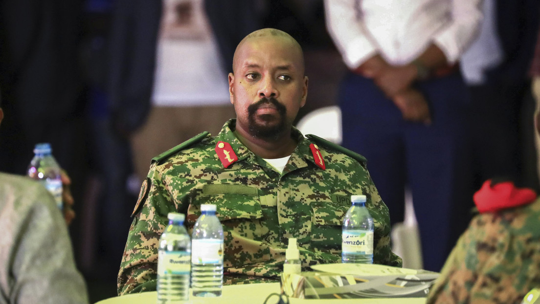 Uganda destituye al hijo de su presidente como comandante del Ejército ... Uganda destituye al hijo de su presidente como comandante del Ejército ...