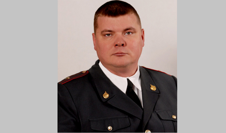 Russian hero cop rams his car into oncoming vehicle to save children's ...