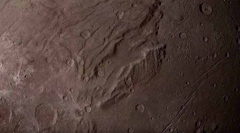 What flying over Pluto's moon Charon would look like (VIDEO) — RT World News