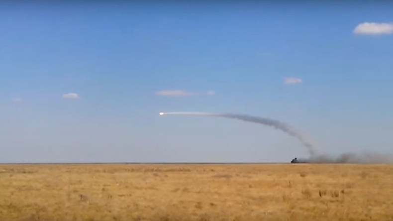 Mighty missiles: Russian Tor-M2U SAM fires from moving launcher (RARE ...