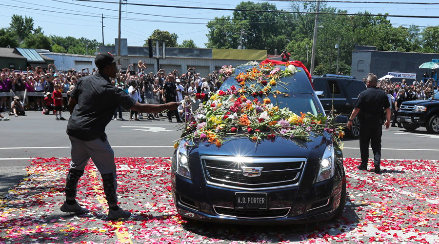 Thousands say last farewell to Muhammad Ali at boxing legend's funeral ...