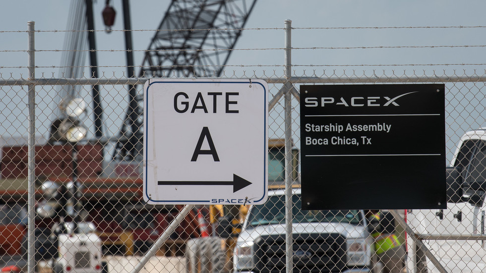 SpaceX’s Starship SN3 prototype rocket CRUMPLES like a tin can as it ...