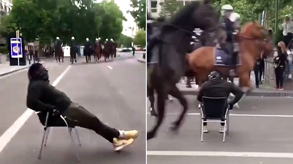 WATCH protester chilling in lounge chair as mounted police charge at ...