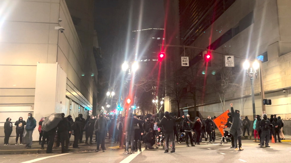 Rittenhouse protests escalate into a riot — RT USA News