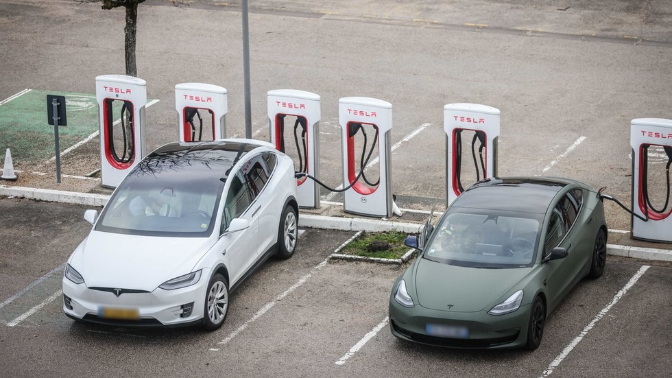 Teslas in self-driving mode ‘may perform’ rolling stops — RT World News