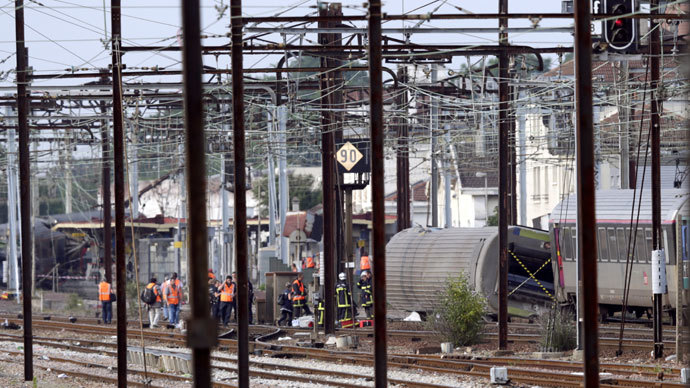 At least 6 dead, 30 injured after train derails near Paris (PHOTOS ...