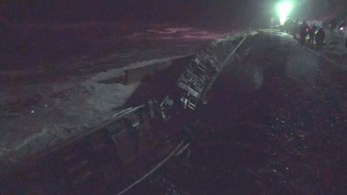 Train derails, falls onto shoreline in Russia's Sakhalin (VIDEO) — RT ...