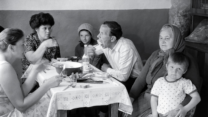 Dieci foto mostrano come è cambiata la famiglia russa in un secolo ...