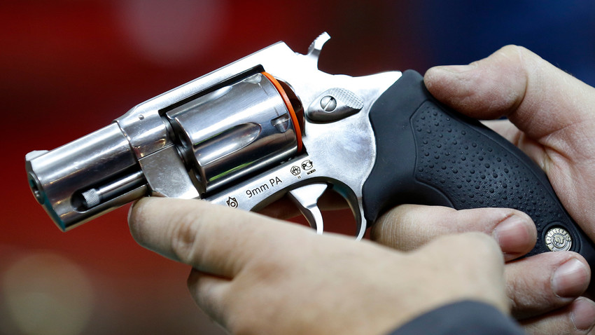 La nueva ruleta rusa, descargas eléctricas en vez de balas - Russia ...