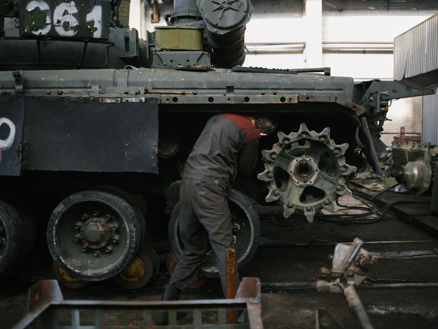 How Russia’s T-80 tanks are assembled for the icy Arctic - Russia Beyond