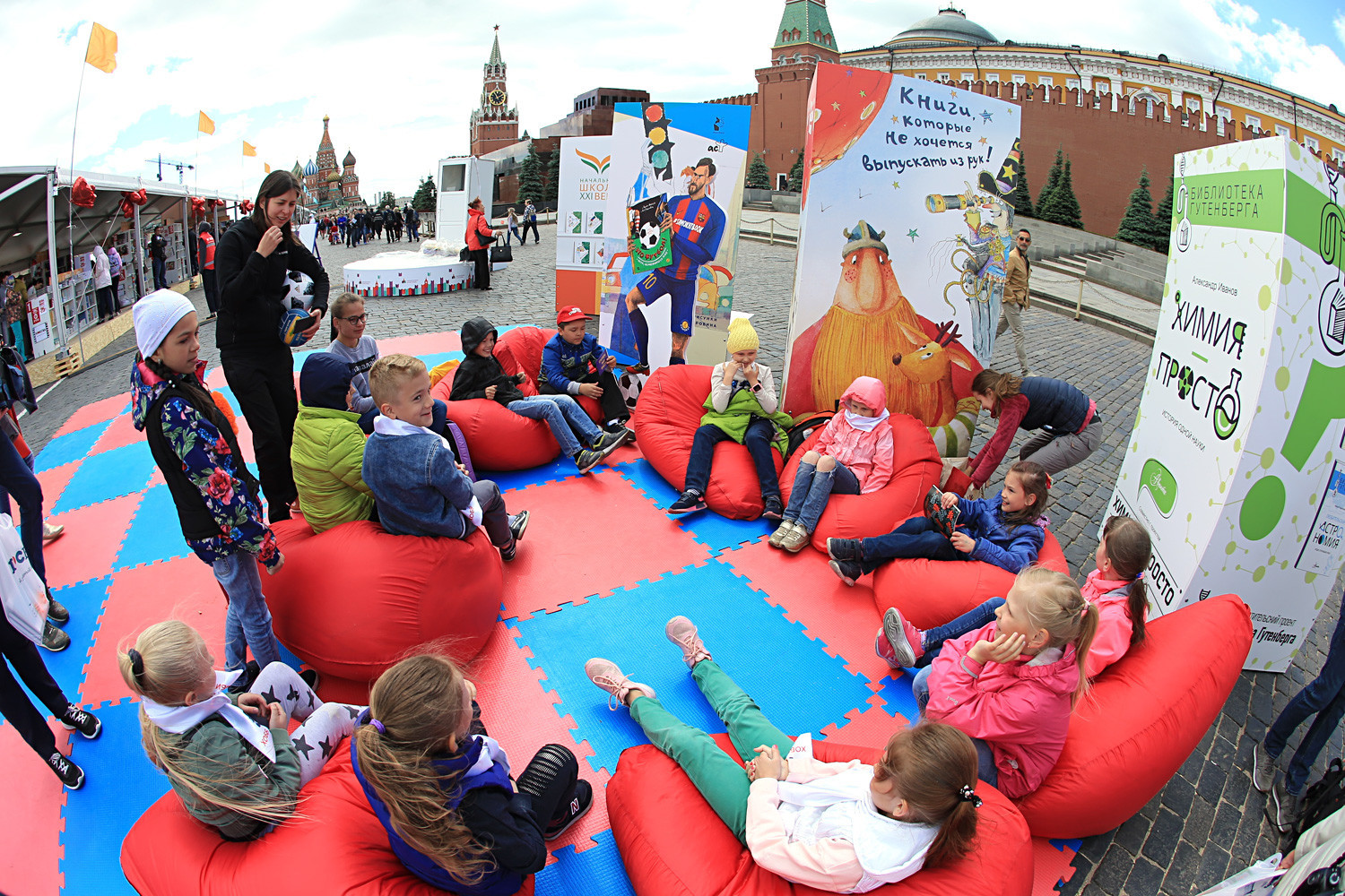 Feira do livro atrai milhares de moscovitas para Praça Vermelha ...