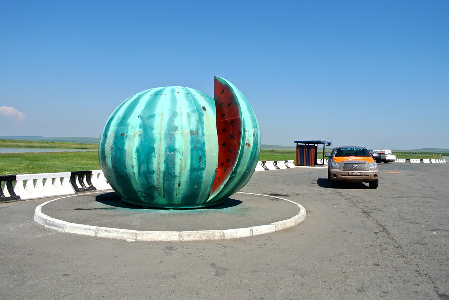 Amante colgando y un rallador de cerebros: los 15 monumentos más raros ...