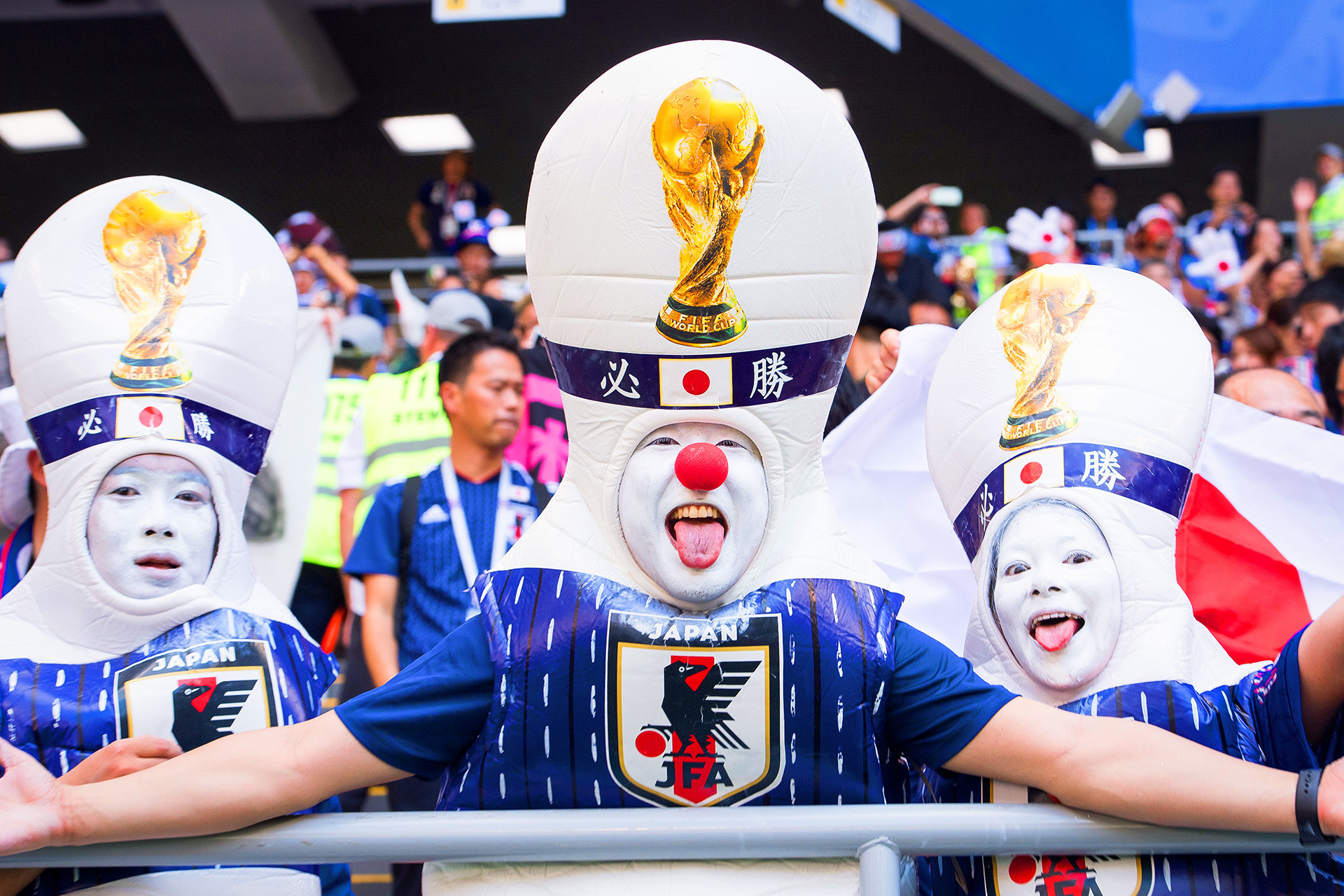 Tampil Maksimal demi Tim Kesayangan: Kostum Unik Suporter-Suporter ...