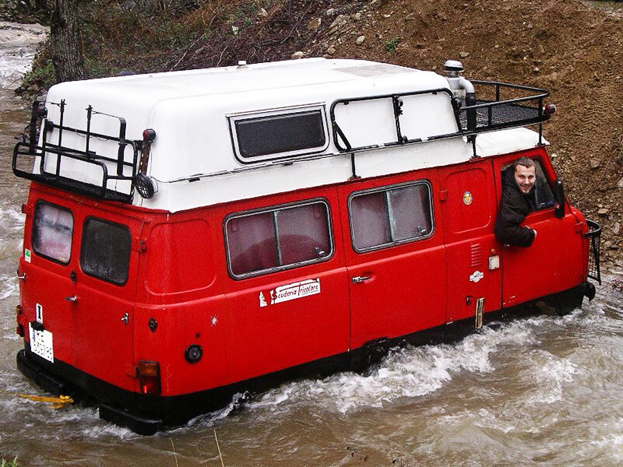 UAZ 'Bukhanka': Mobil Van Klasik Soviet Bercita Rasa VW Kombi - Russia ...