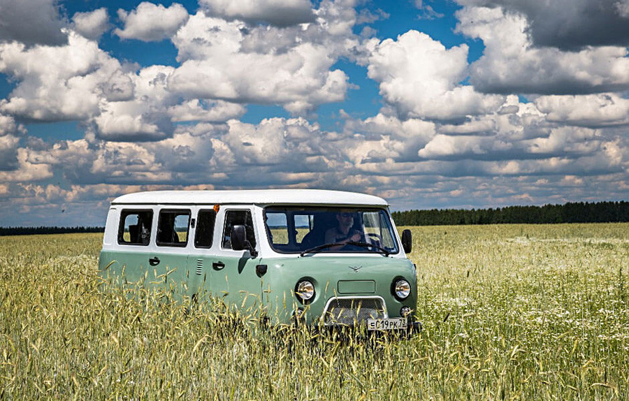 UAZ 'Bukhanka': Mobil Van Klasik Soviet Bercita Rasa VW Kombi - Russia ...