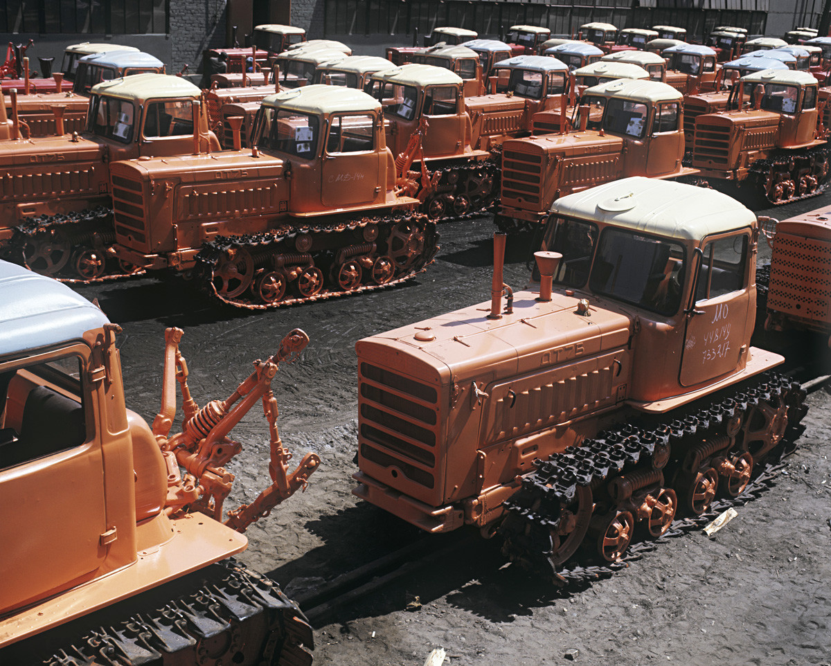 Ruski traktorji: od dela na polju do čiščenja letalonosilke - Russia ...