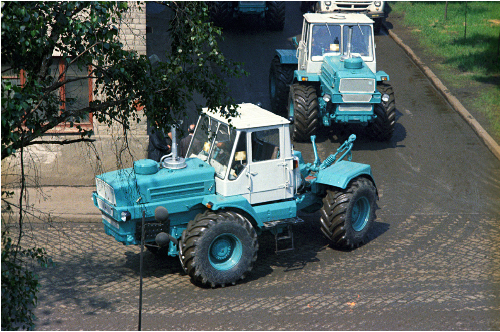 Ruski traktorji: od dela na polju do čiščenja letalonosilke - Russia ...
