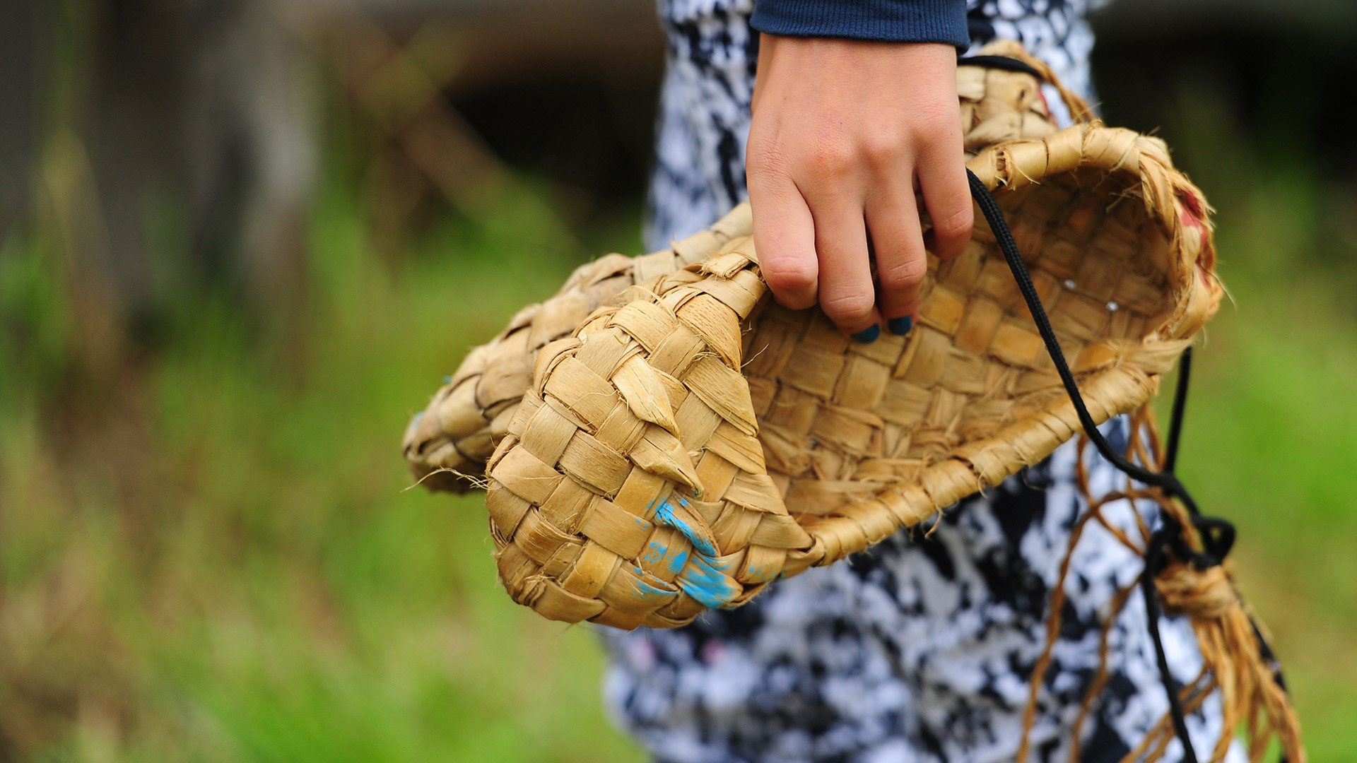 Lapti: Traditionelles bäuerliches Schuhwerk und Zaubermittel in einem ...