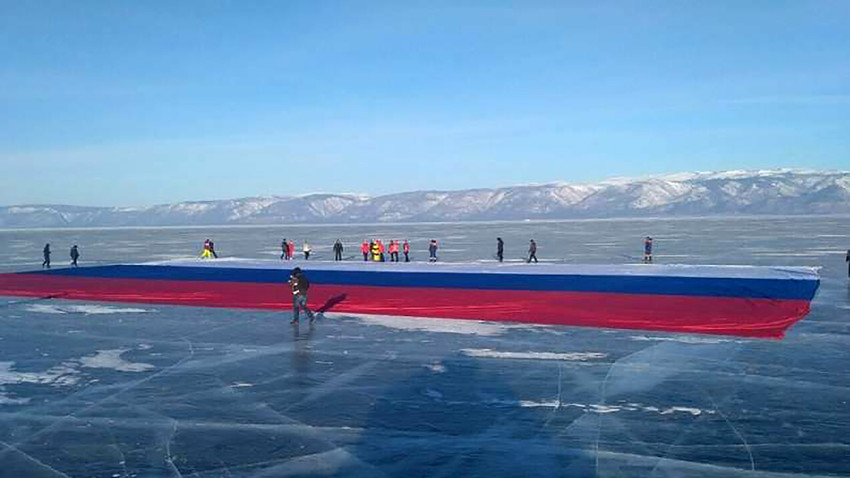 За Гинисову књигу рекорда: На залеђеном Бајкалском језеру развијена ...