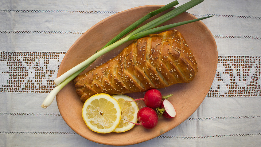 How to cook and eat a Russian fish pie in the shape of a boat - Russia ...
