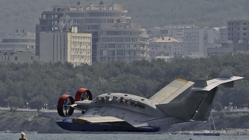 ¿Barco o avión? Así vuela el ekranoplano ruso EK-12 Ívolga (Vídeo ...