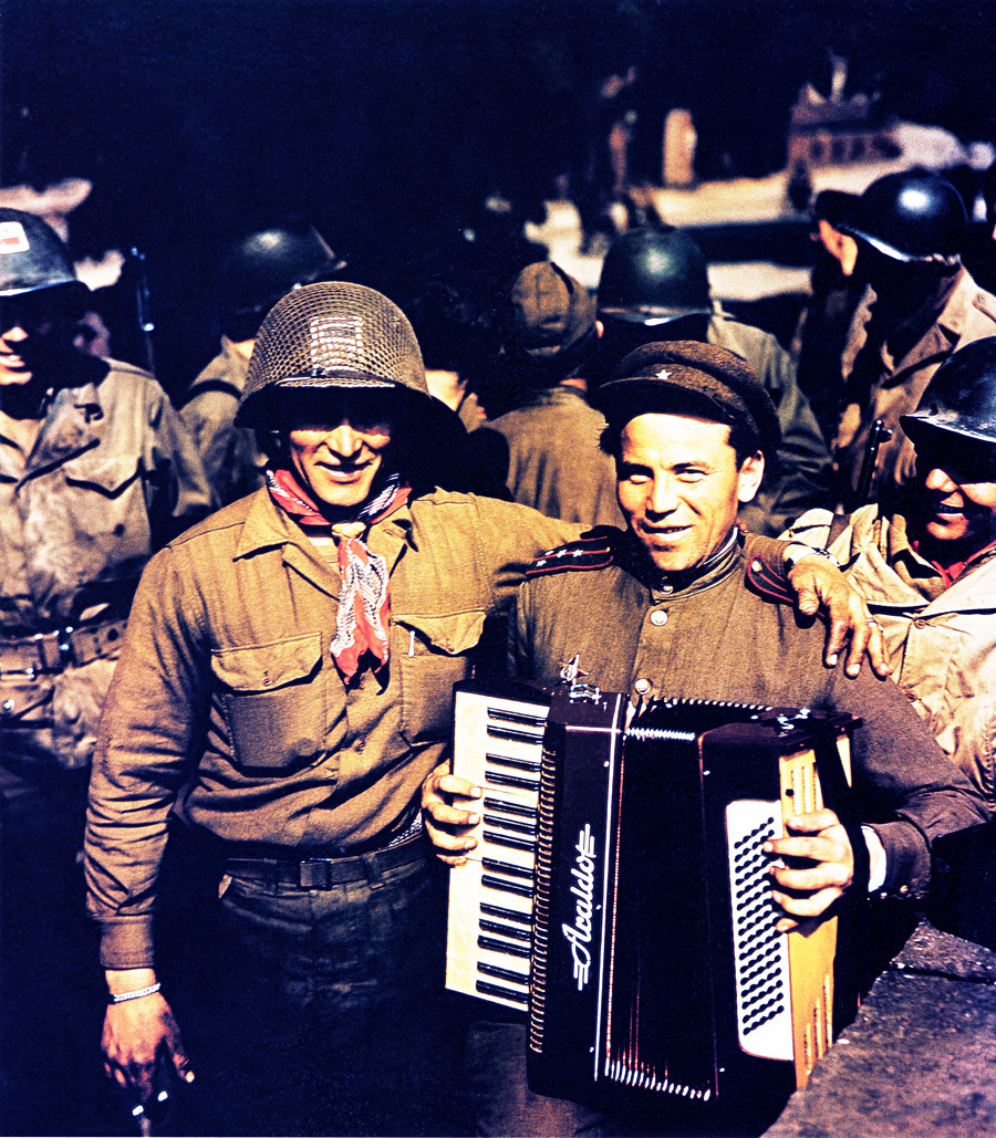 Elbe Day: When Russians and Americans embraced and shook hands in ...