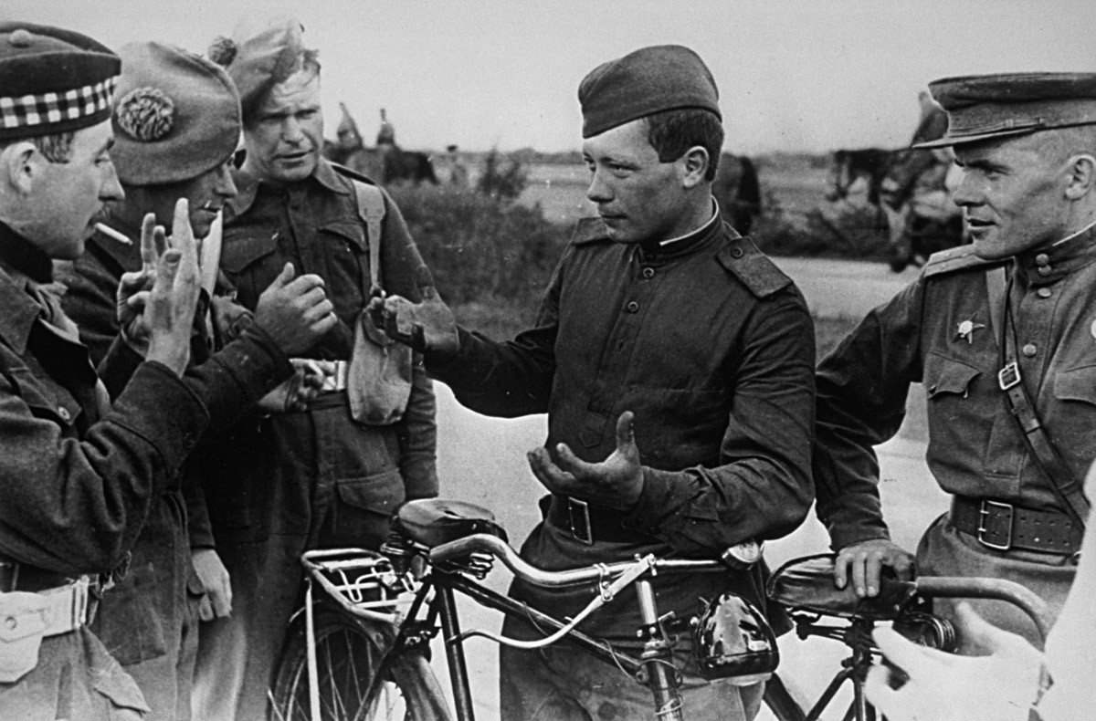 Elbe Day: When Russians and Americans embraced and shook hands in ...