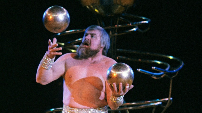 Conheça Valentin Dikul, o fortão mais famoso da União Soviética ...