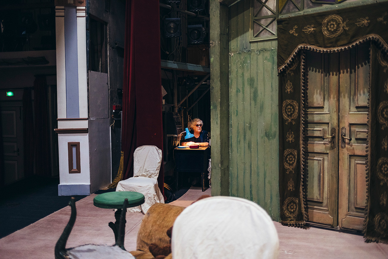 Moscow theater prompter talks about her 'dying' job - Russia Beyond