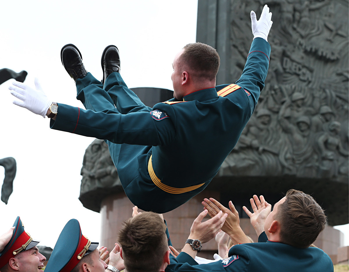 How Russian students celebrated graduation in 2019 (PHOTOS) - Russia Beyond