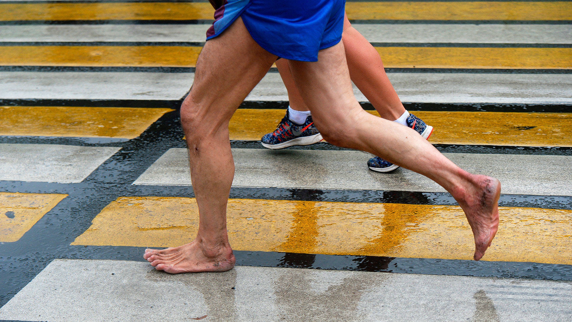 Barfuß in der U-Bahn – widerlich oder gesund? - Russia Beyond DE