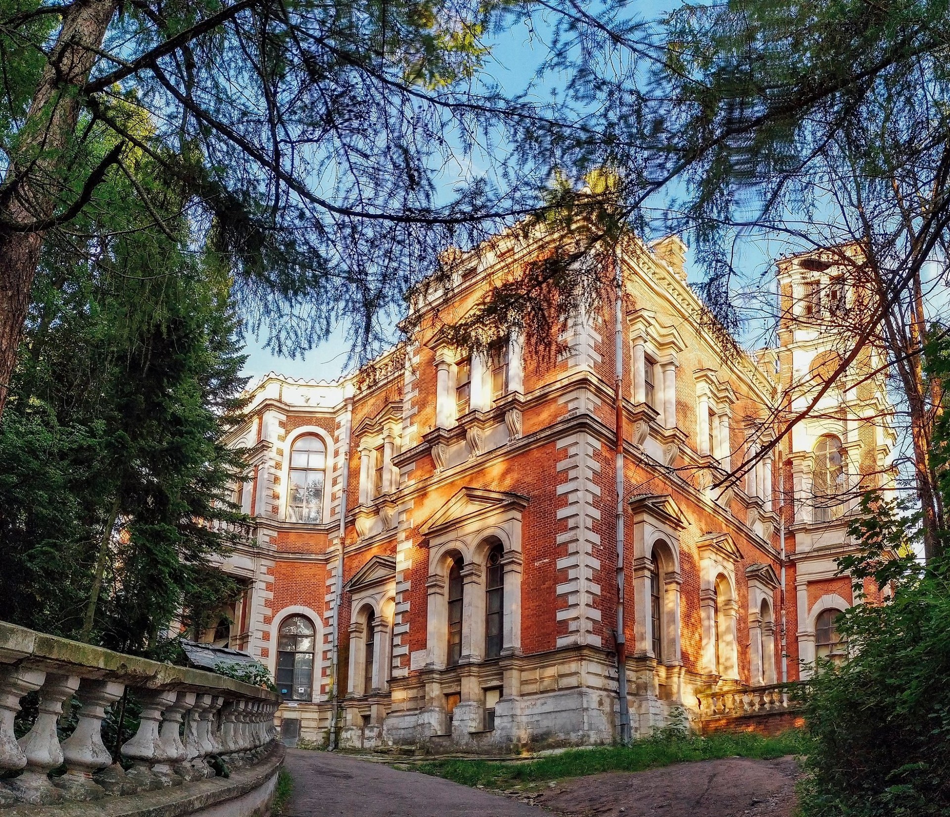 Parecida com castelo da Disney, igreja em Moscou foi fábrica têxtil na ...