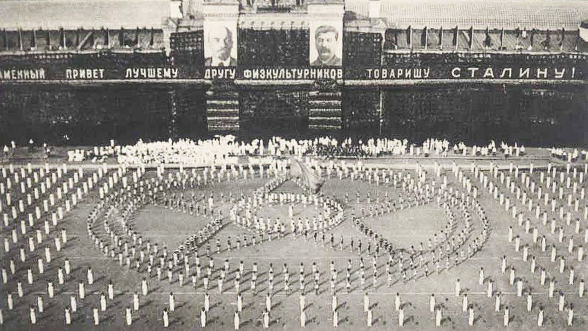 Why the Soviets put a 9,000 sq. meter CARPET on the Red Square in 1936 ...