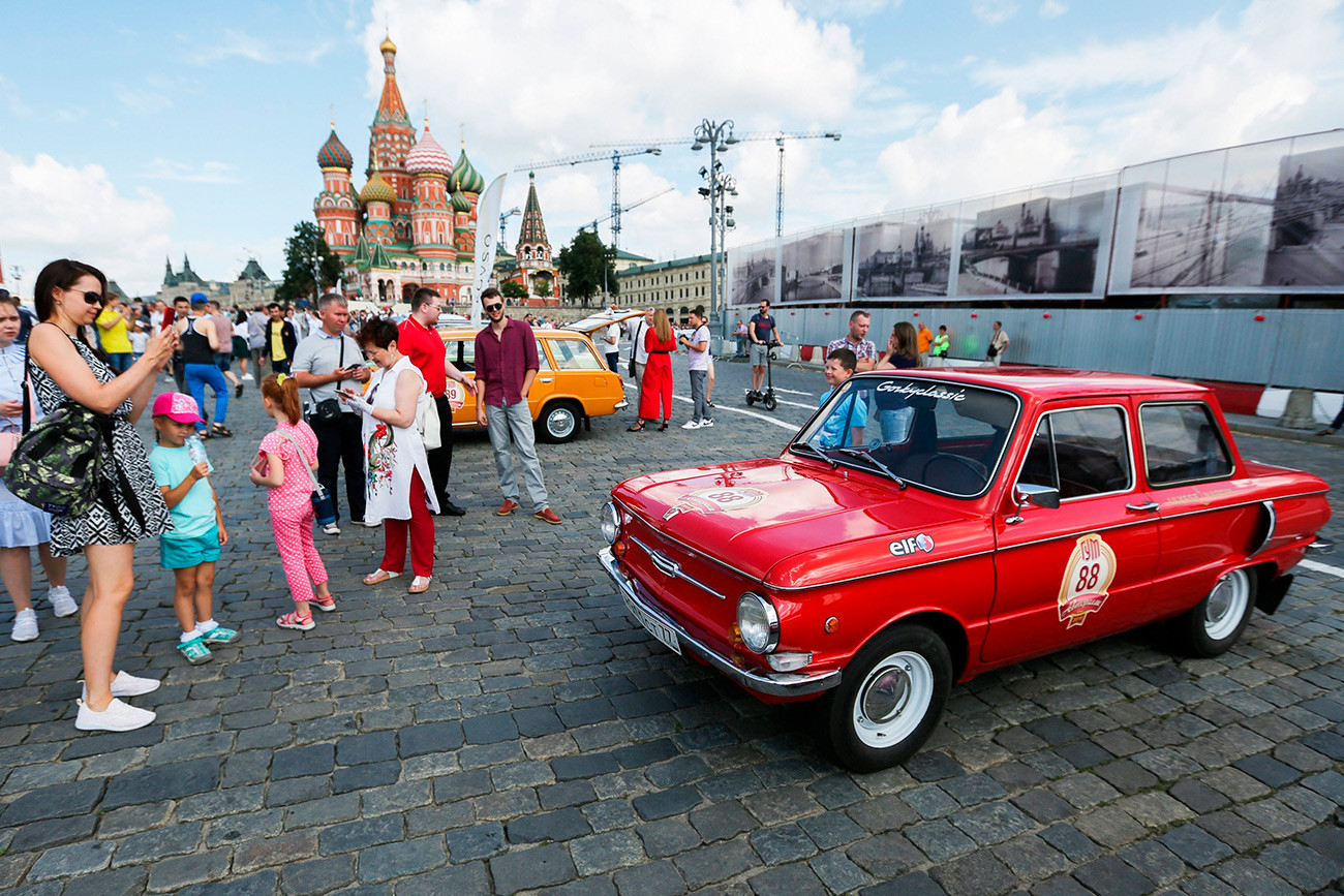 114 RETRO cars hit Red Square (PHOTOS) - Russia Beyond