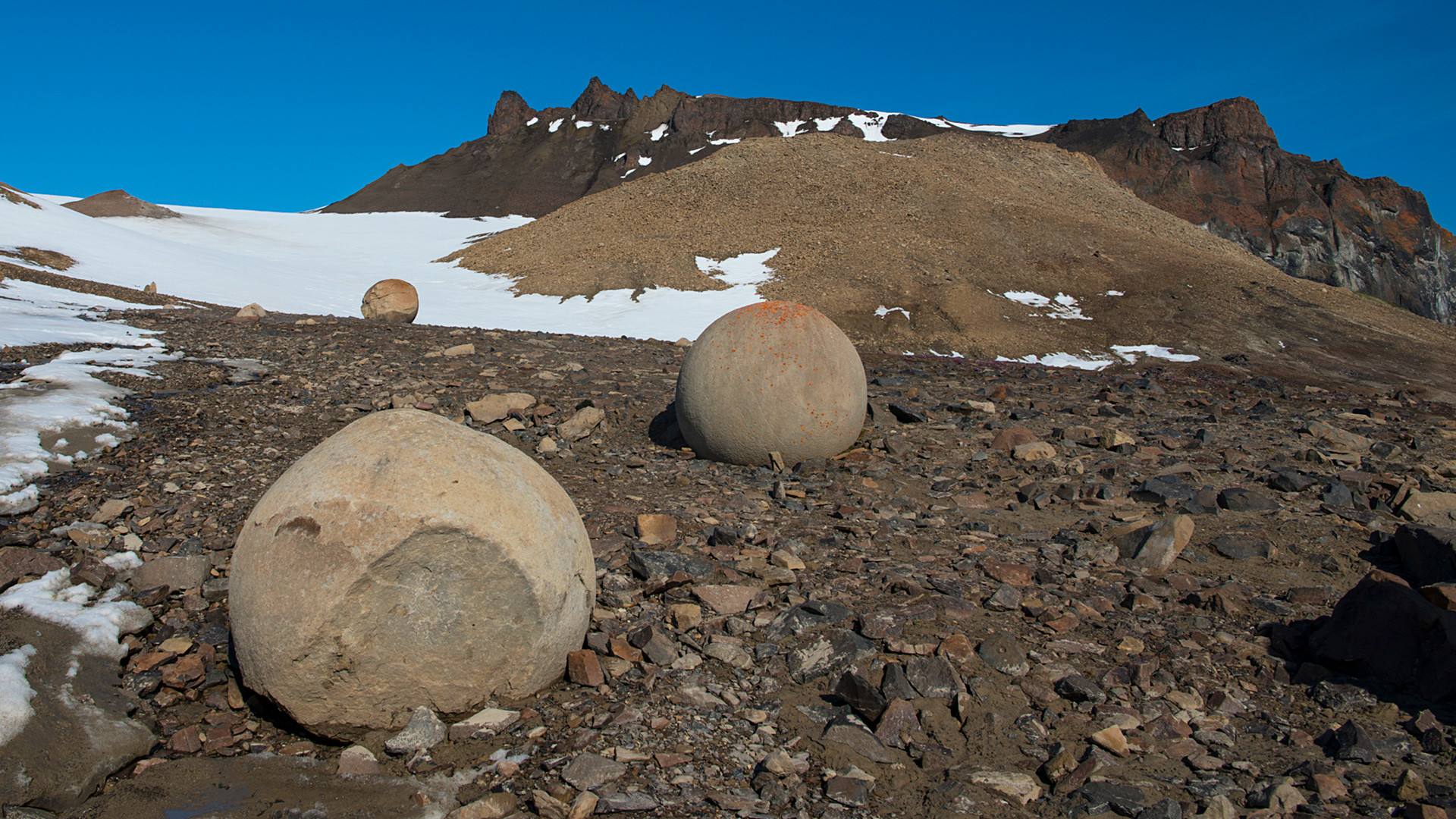 Where on earth did these GIANT spherical stones come from? (PHOTOS ...