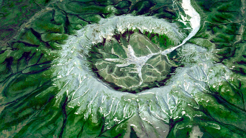 Il massiccio di Kondyor, la montagna rotonda che custodisce un’enorme ...