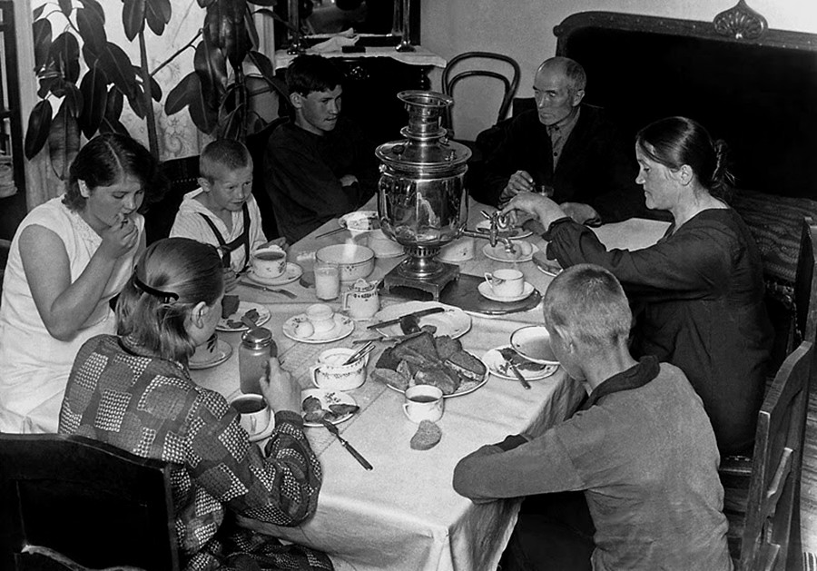 How Soviet people spent their time at home (PHOTOS) - Russia Beyond