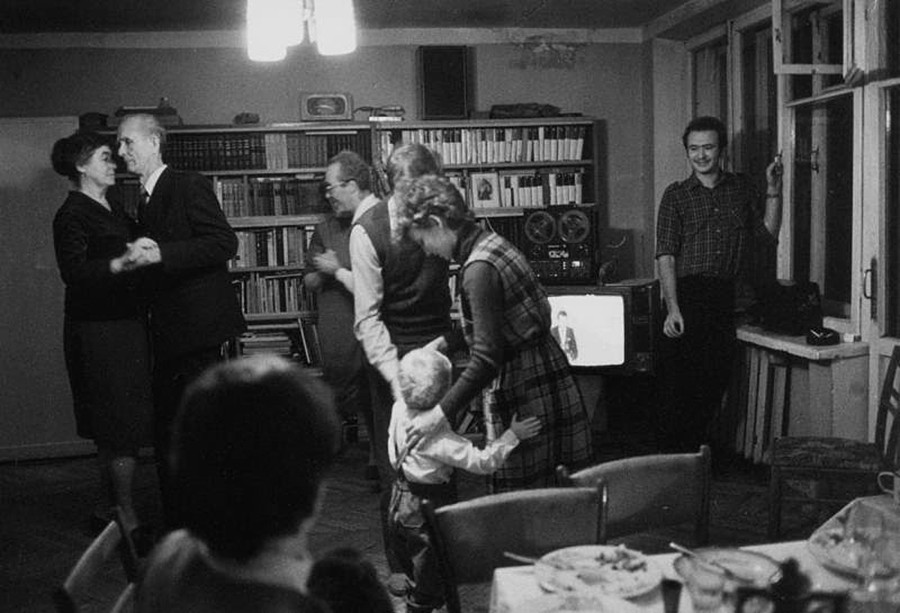 How Soviet people spent their time at home (PHOTOS) - Russia Beyond