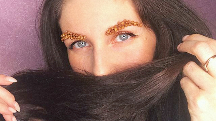Russian women doing buckwheat eyebrows now?! (PHOTOS) - Russia Beyond