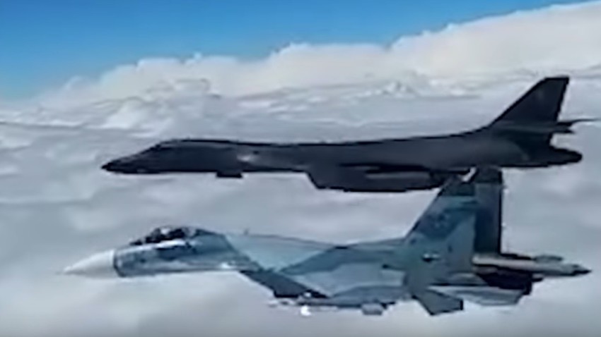 Cazas rusos interceptan a un bombardero estratégico de EE UU que volaba sobre el mar Negro ...