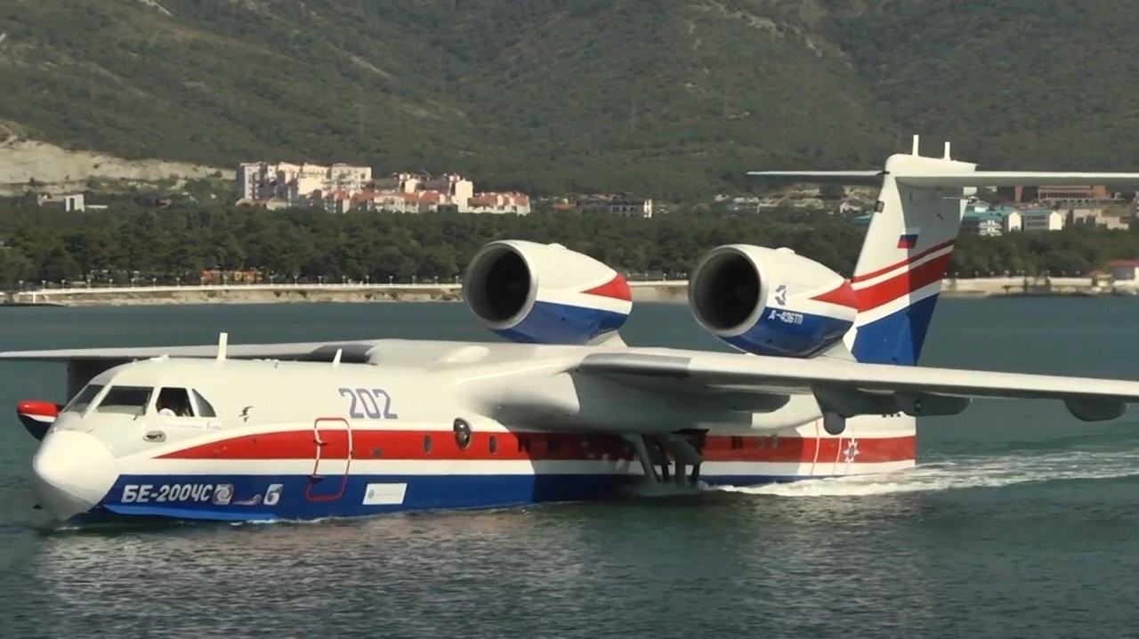 La aviación naval rusa recibió su primer hidroavión Be-200ChS - Russia ...