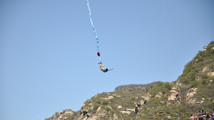 Kakek 90 Tahun Lakukan Terjun Lenting dari Ketinggian 207 Meter ...