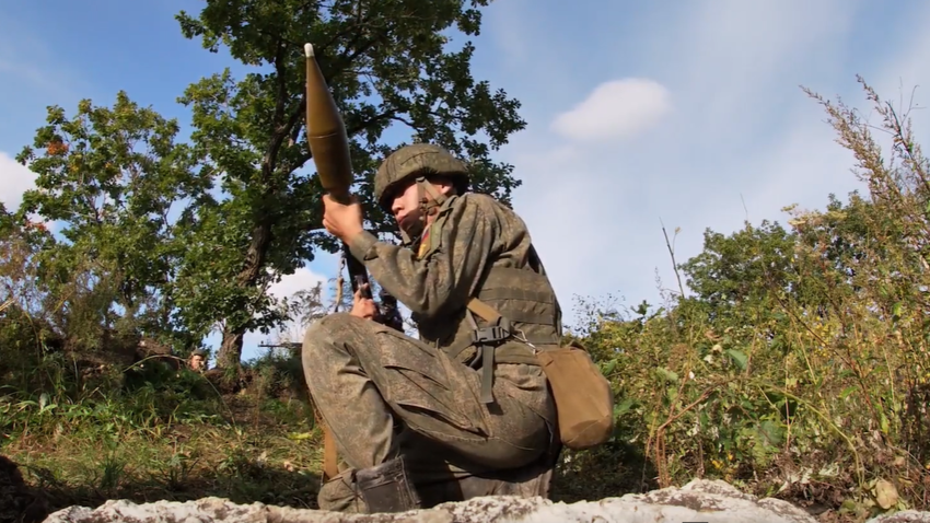 Penembak Runduk dan Peluncur Granat Simulasikan Serangan Berpasangan ...