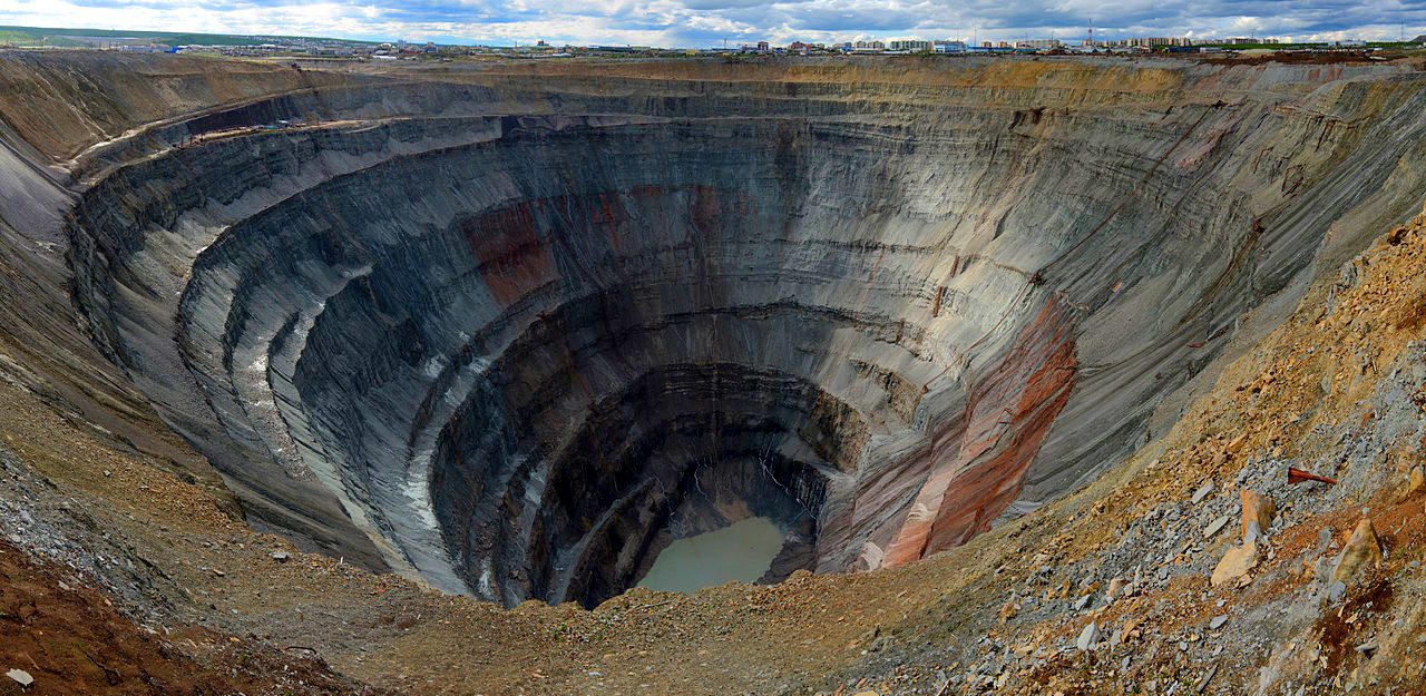 How a city lives with HUGE hole in the ground (PHOTOS) - Russia Beyond