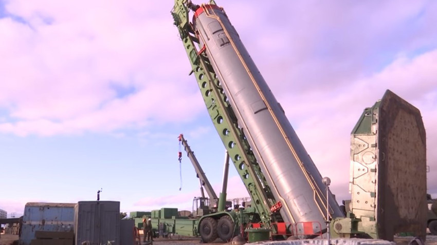 Postavljanje interkontinentalne balističke rakete "Avangard" u lansirni ...