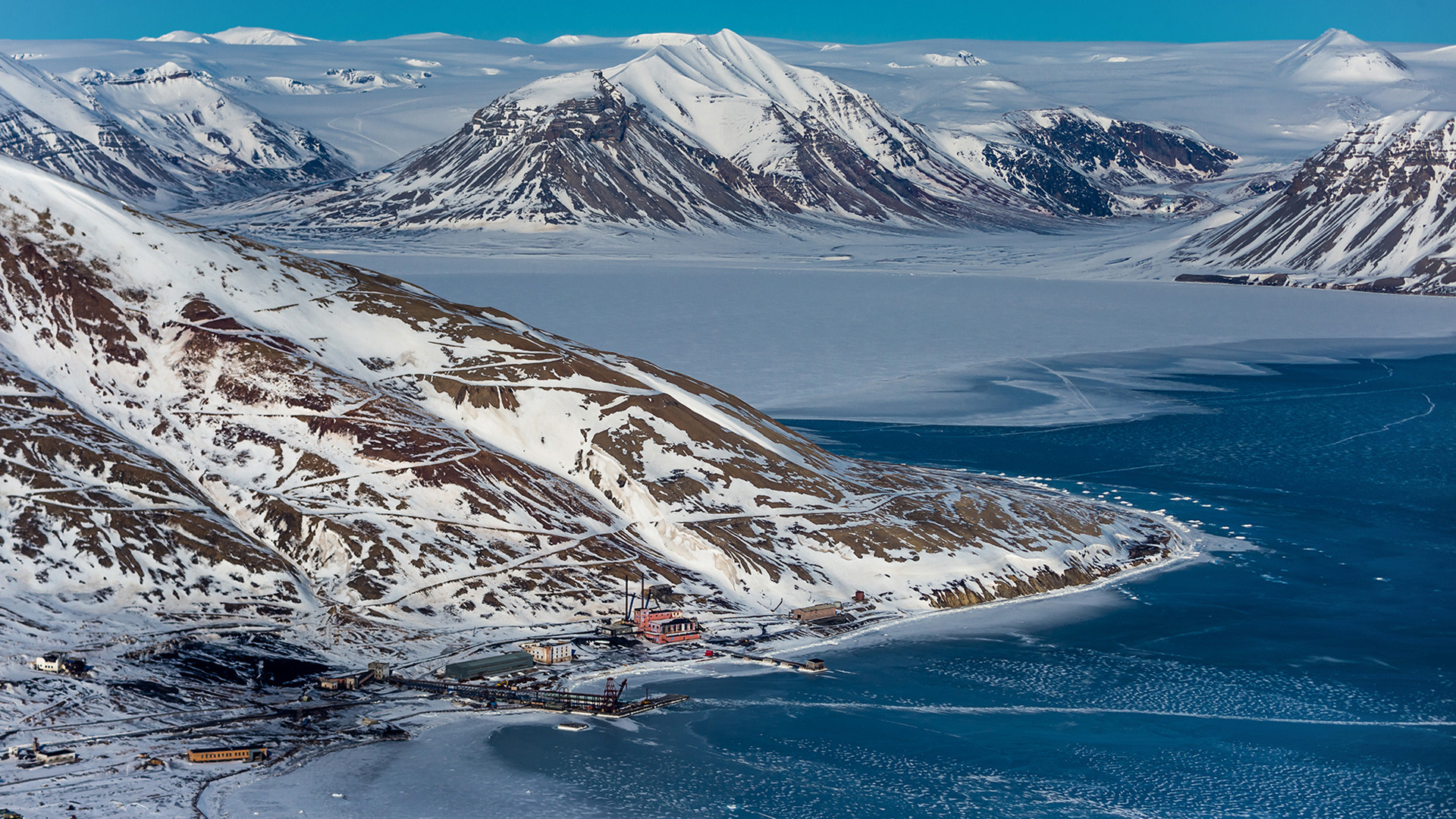 Arctic life in the Russian towns of Barentsburg and Pyramiden (PHOTOS ...
