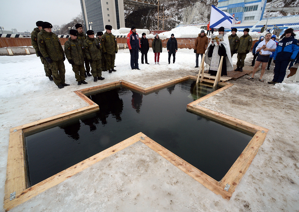 Mandi Epifani: Ritual Berendam dalam Air Beku, Simbol Pembaptisan ...