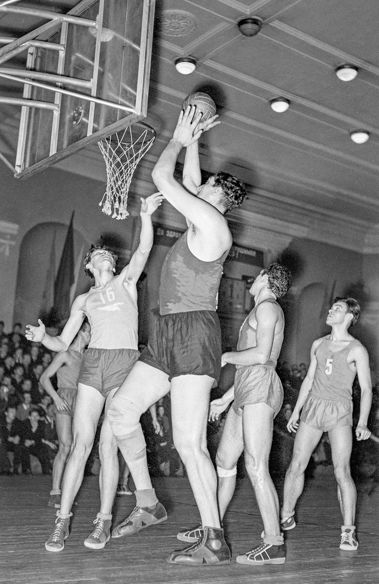 3 GIANT basketball players from the USSR - Russia Beyond