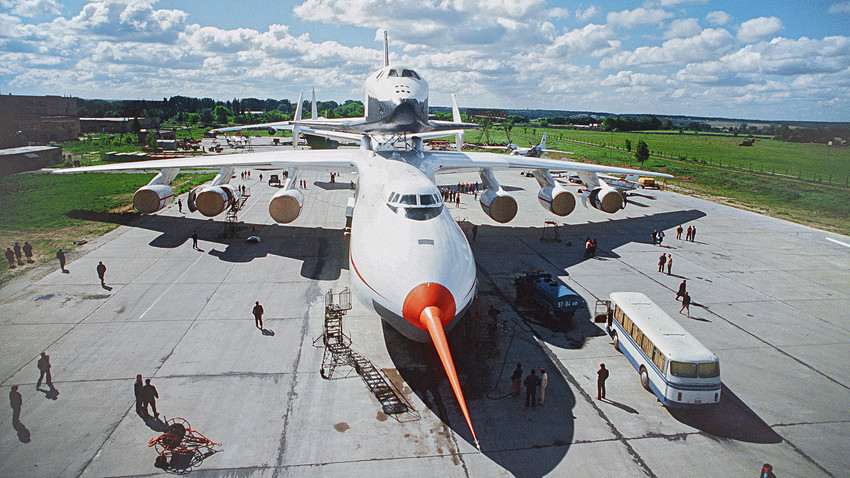‘Flying Barrel’ - the MASSIVE plane that used to transport spaceships ...
