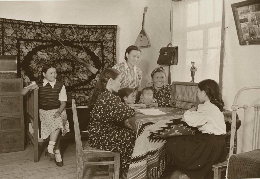 20 Soviet 'happy family' propaganda PHOTOS - Russia Beyond